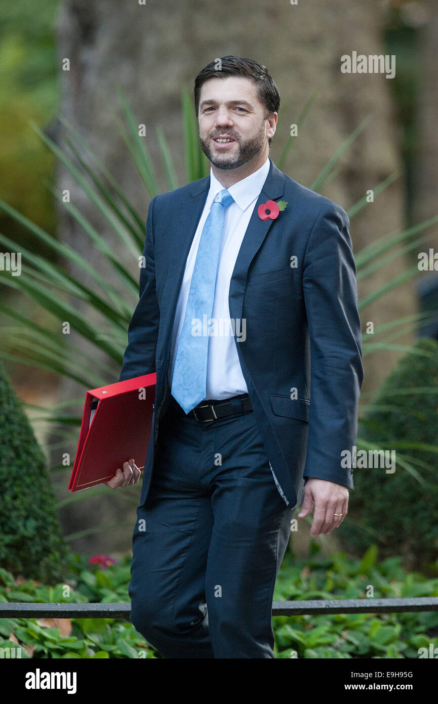 London, UK. 28th Oct, 2014. Welsh Secretary Stephen Crabb arrives at 10 ...