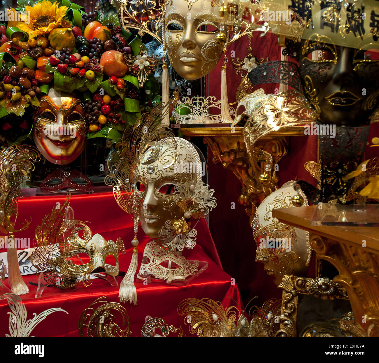 Golden masks hi-res stock photography and images - Alamy