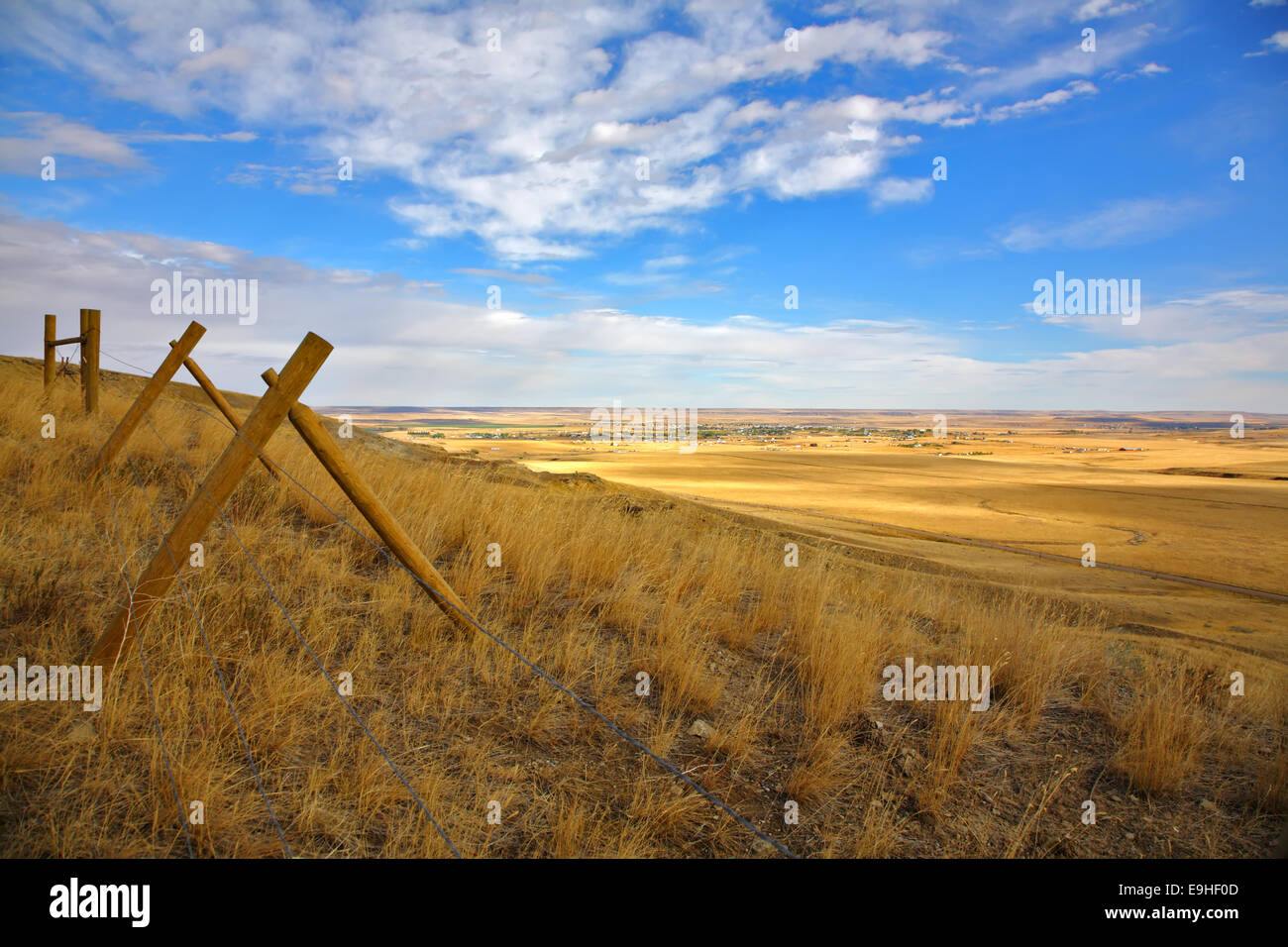 Fence in the American prairie Stock Photo - Alamy
