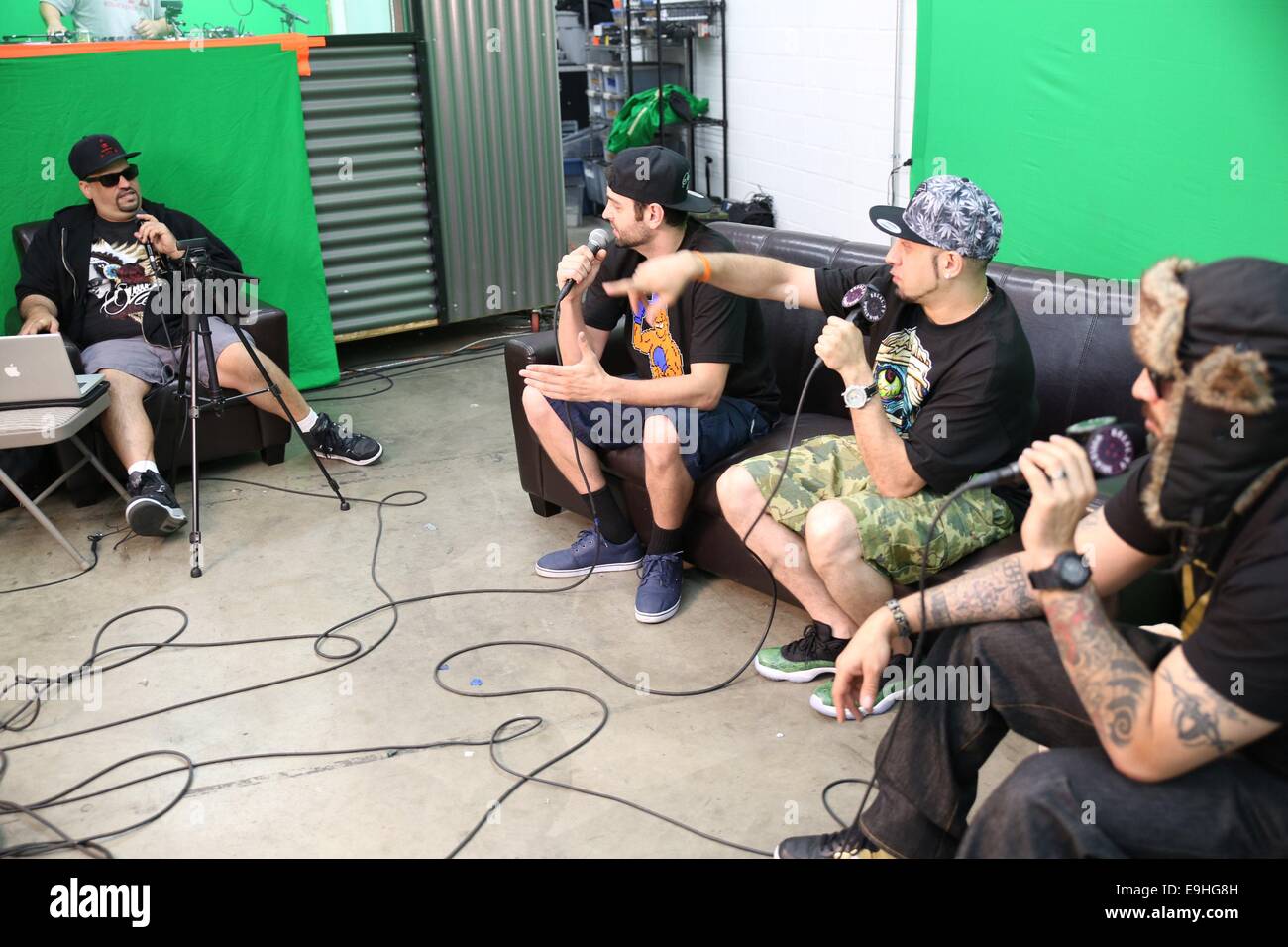 The Howe Twins, Carla Howe and Melissa Howe visit The Dr. Greenthumb ...