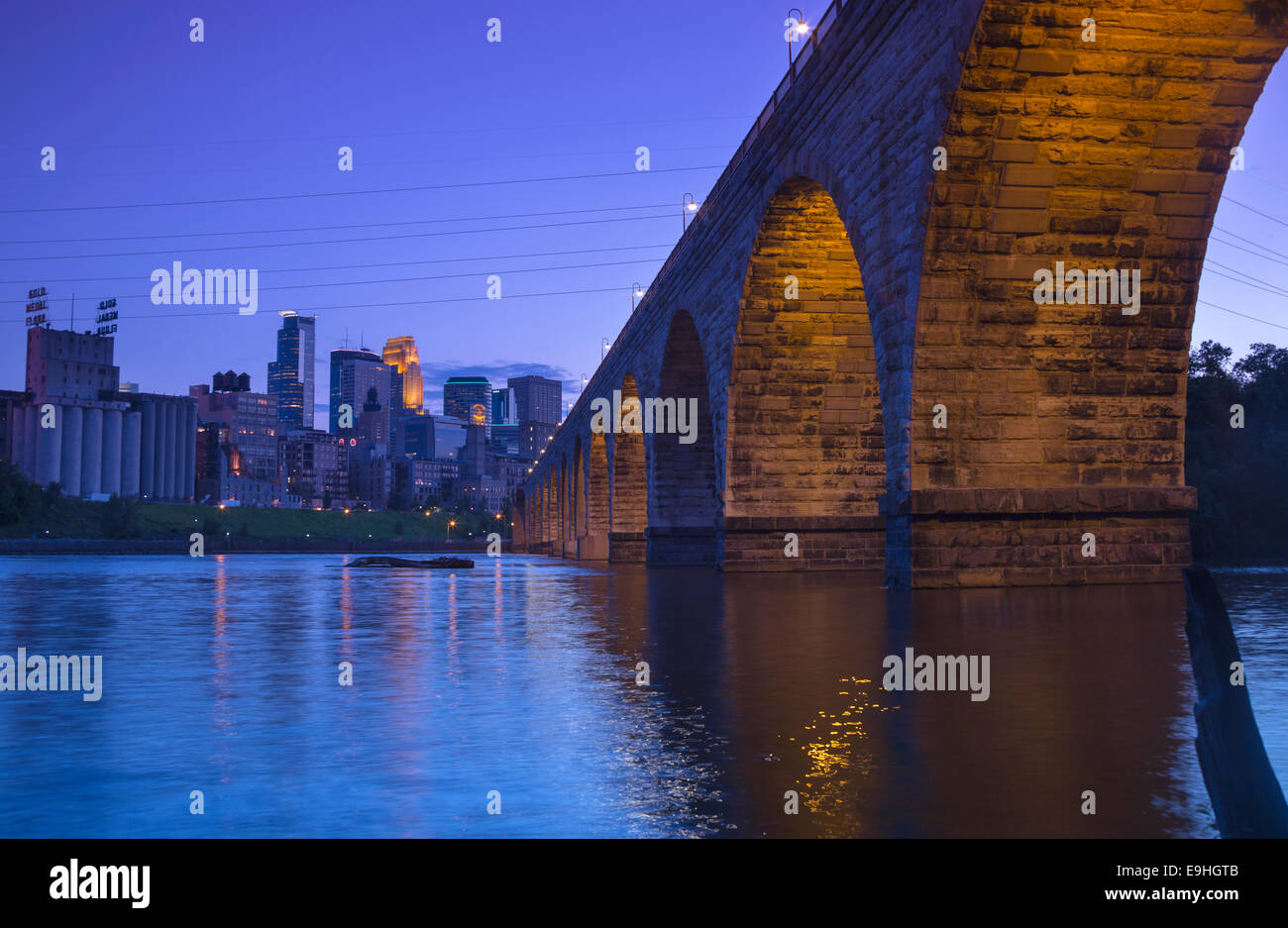 STONE ARCH BRIDGE MISSISSIPPI RIVER MINNEAPOLIS MINNESOTA USA Stock ...