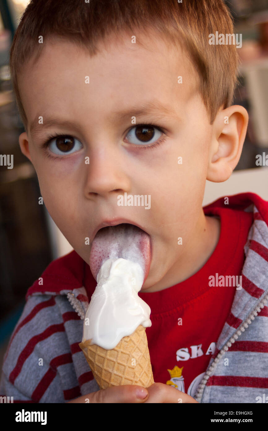 Kids park icecream hi-res stock photography and images - Alamy