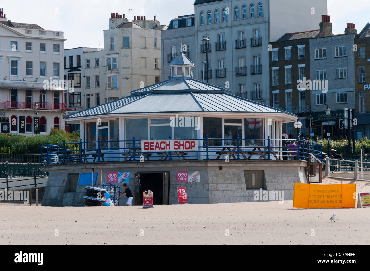 Beach shop hi-res stock photography and images - Alamy