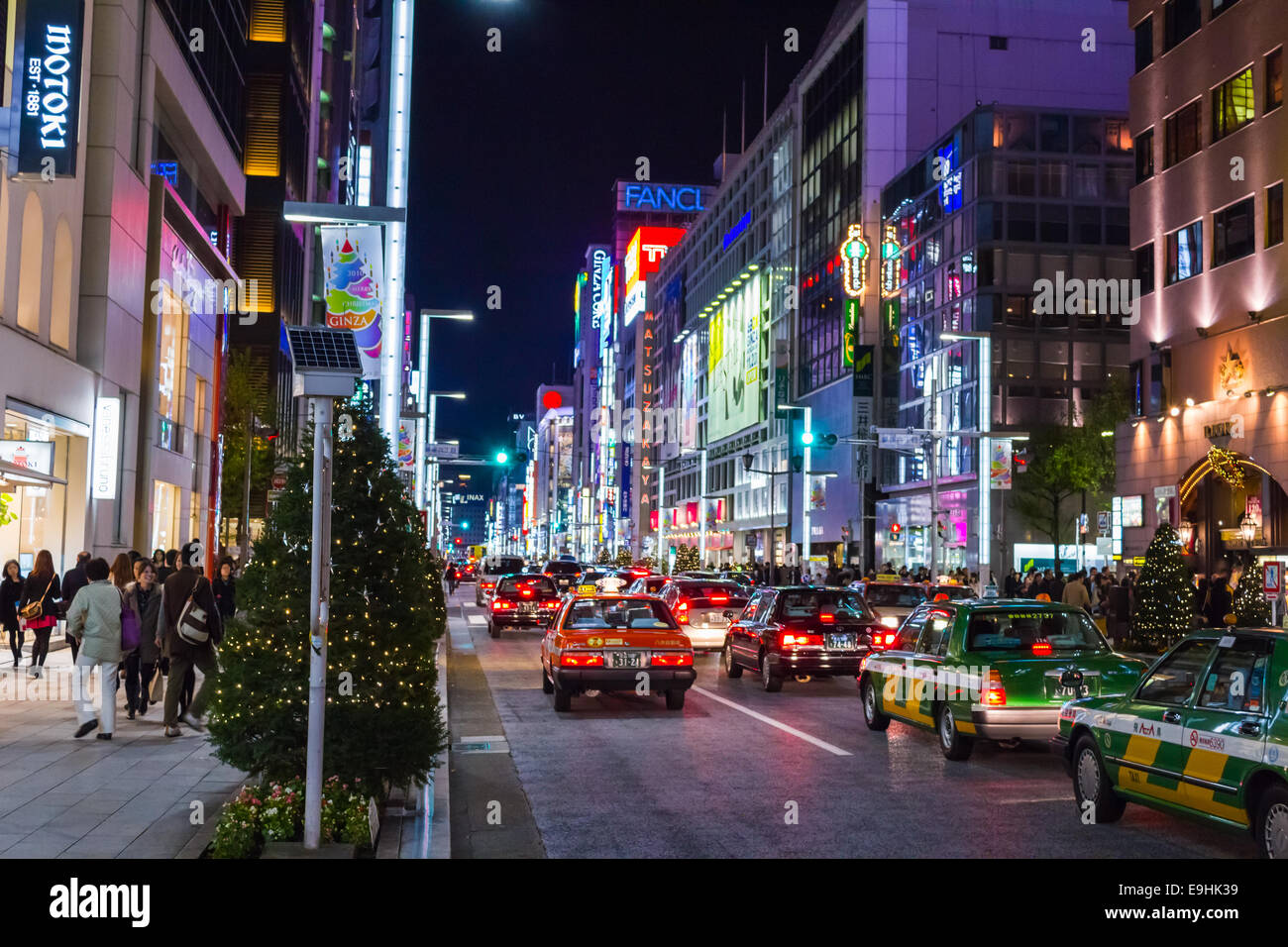 The Chuo Dori shopping street running through the centre of Ginza ...