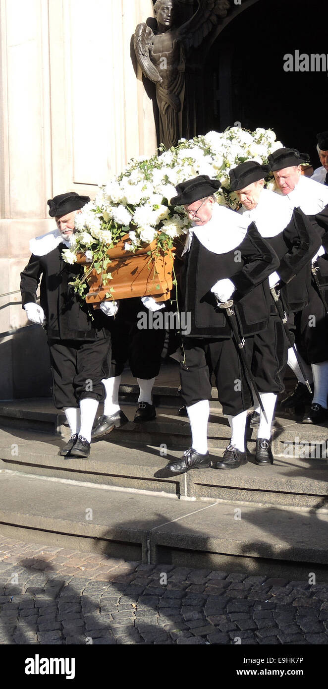 Hamburg, Germany. 28th Oct, 2014. The casket, strewn with white flowers ...
