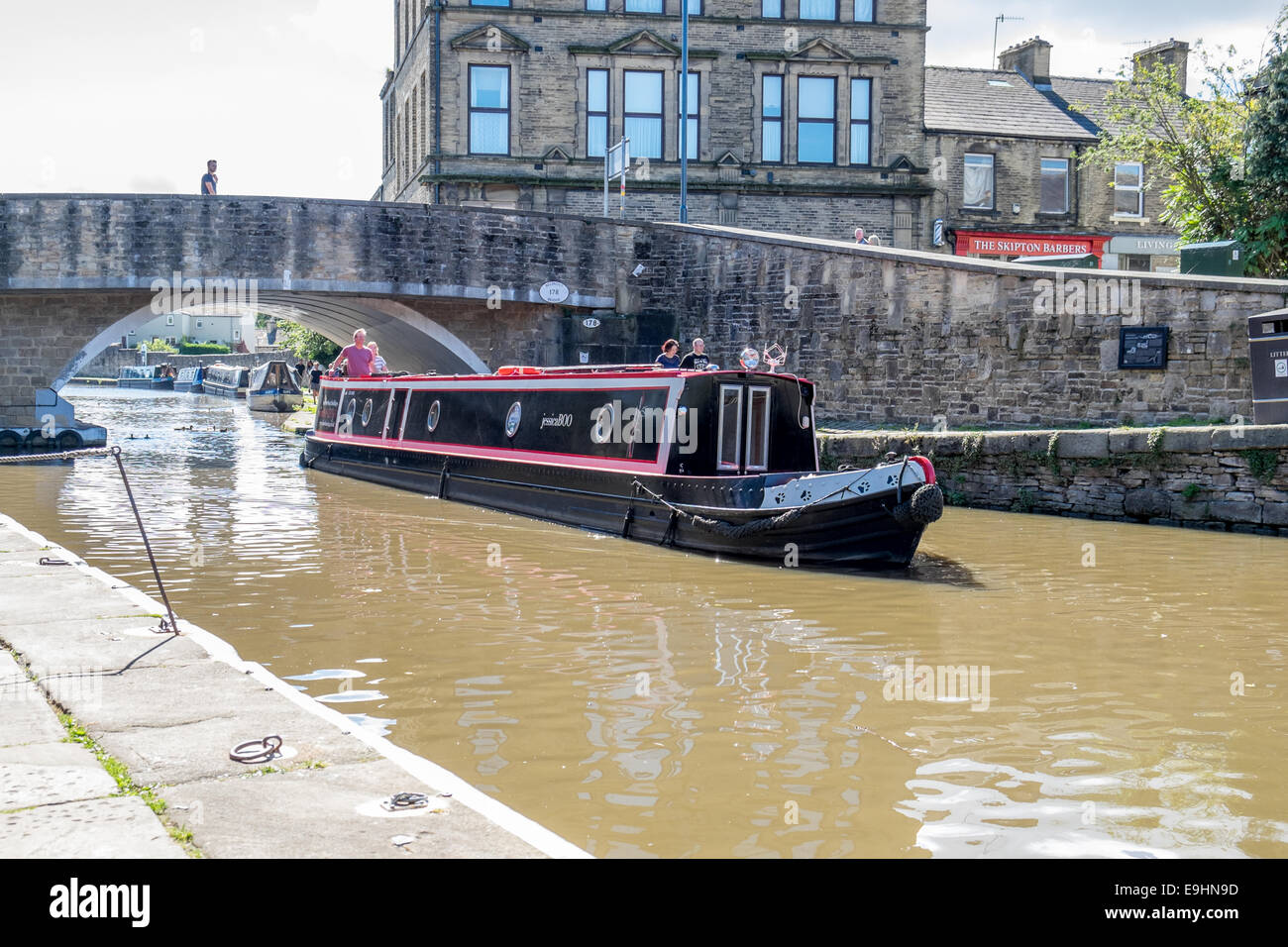 Narrowboat approaching bridge hi-res stock photography and images - Alamy