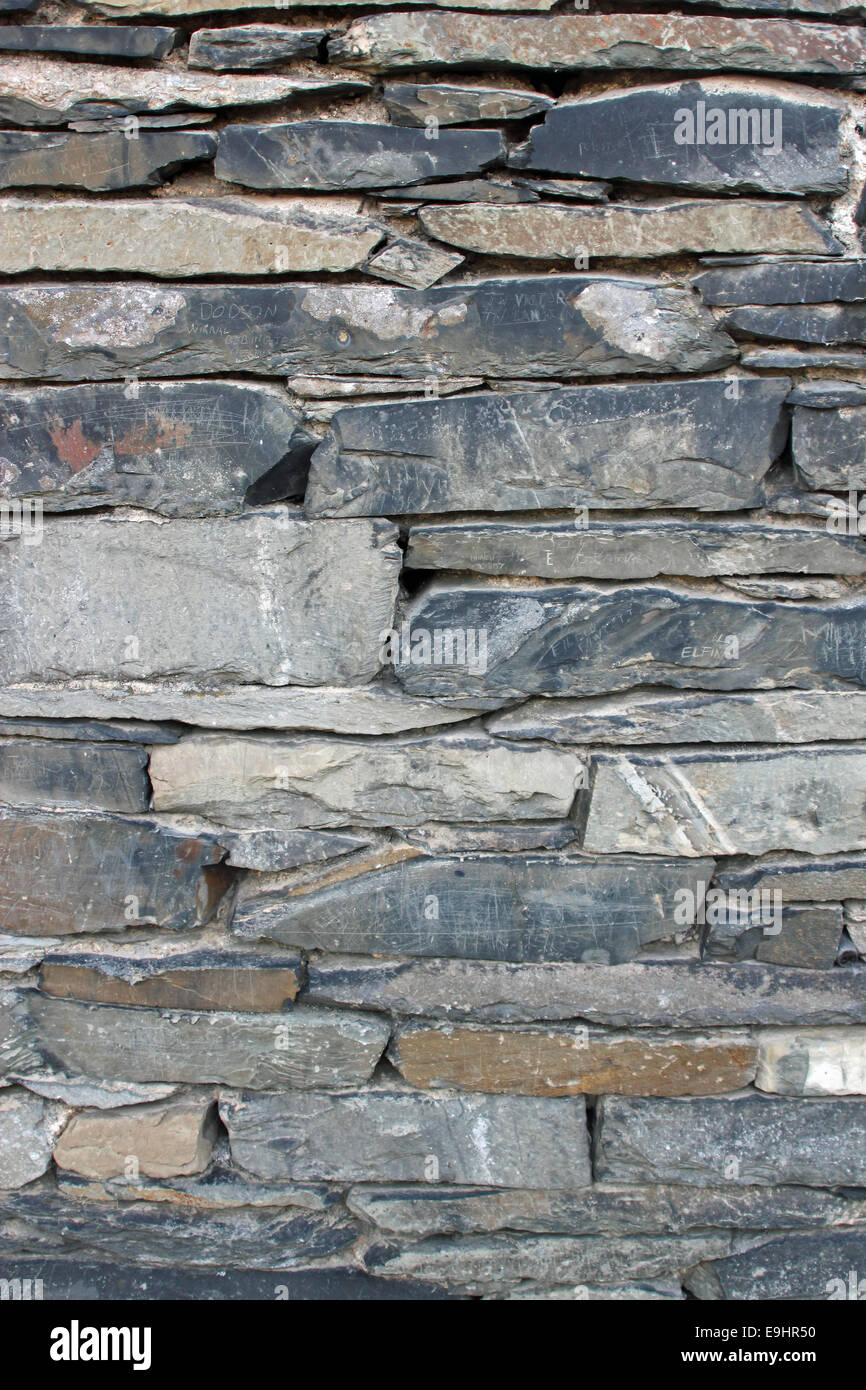 Close-up background of the slabs of a slate wall Stock Photo - Alamy