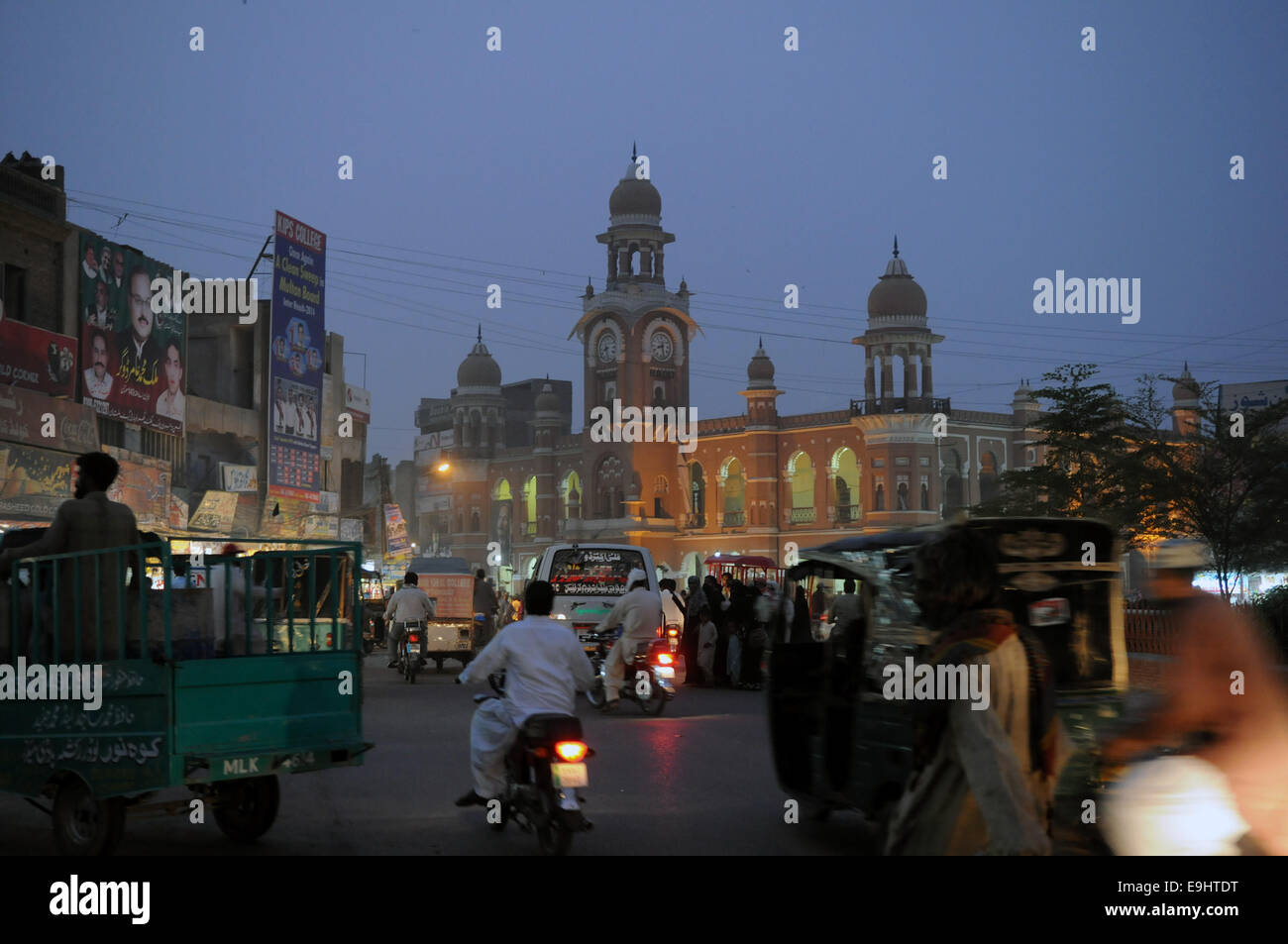 (141028) -- MULTAN, Oct. 28, 2014 (Xinhua) -- Vehicles move past Ghanta ...