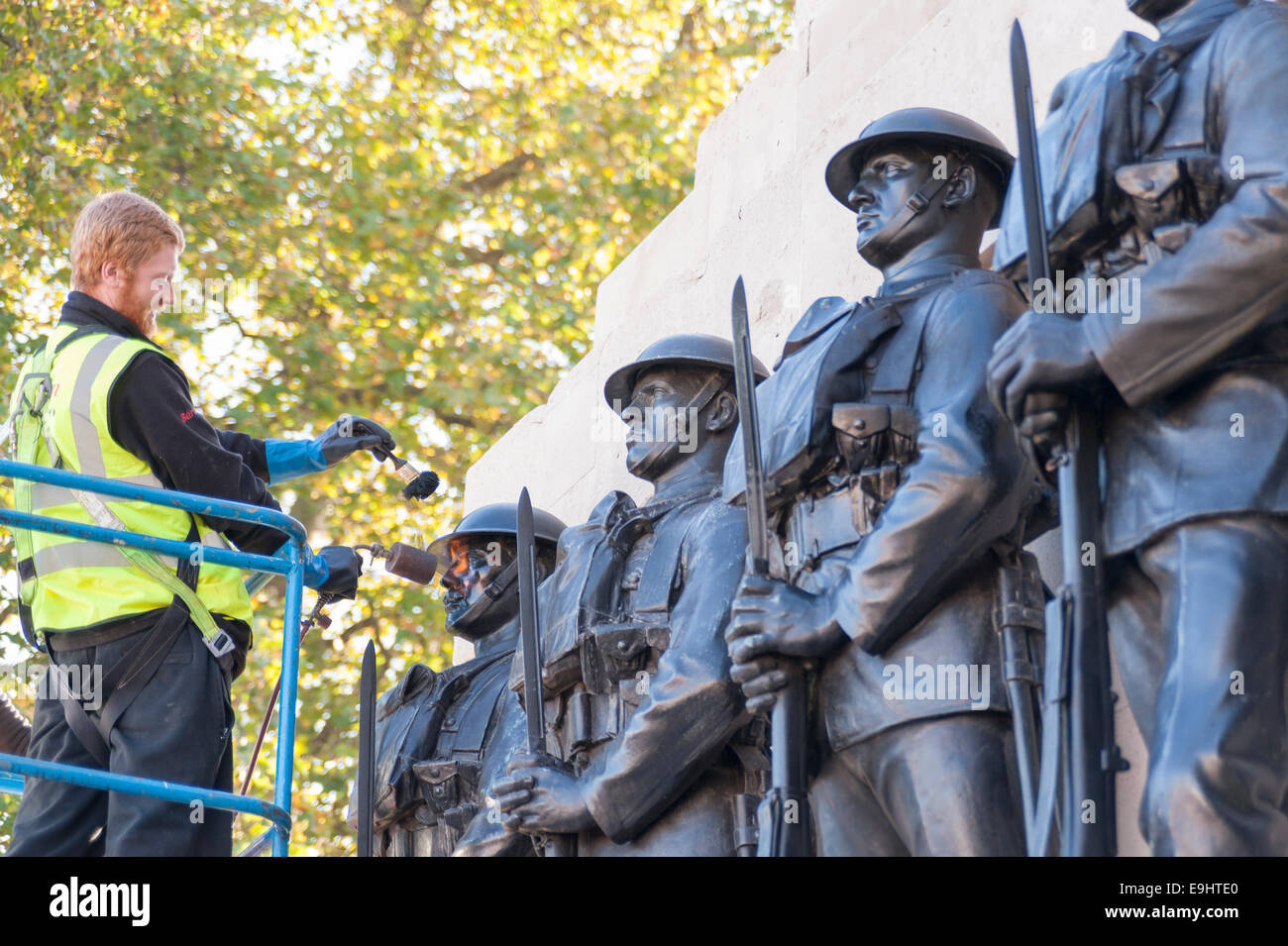 Bronze statue ww1 soldier on hi-res stock photography and images - Alamy