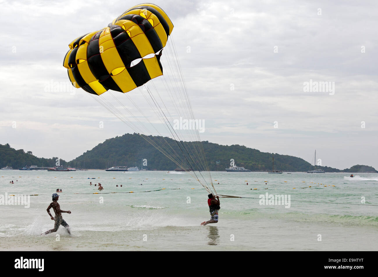Phuket beach thailand parasailing hi-res stock photography and images ...