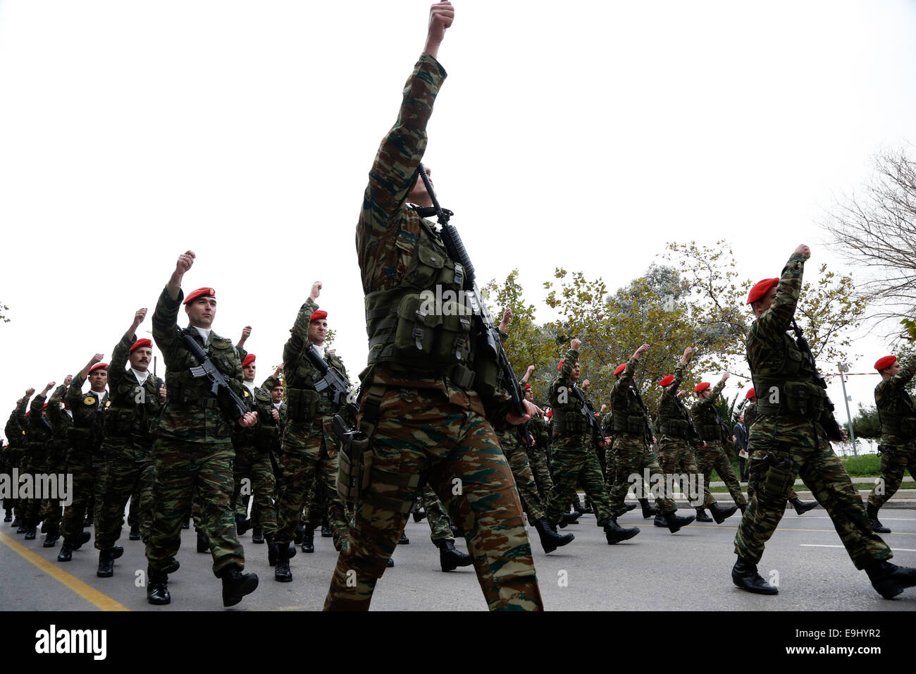 Thessaloniki, Greece. 28th October, 2014. Greek soldiers are seen ...
