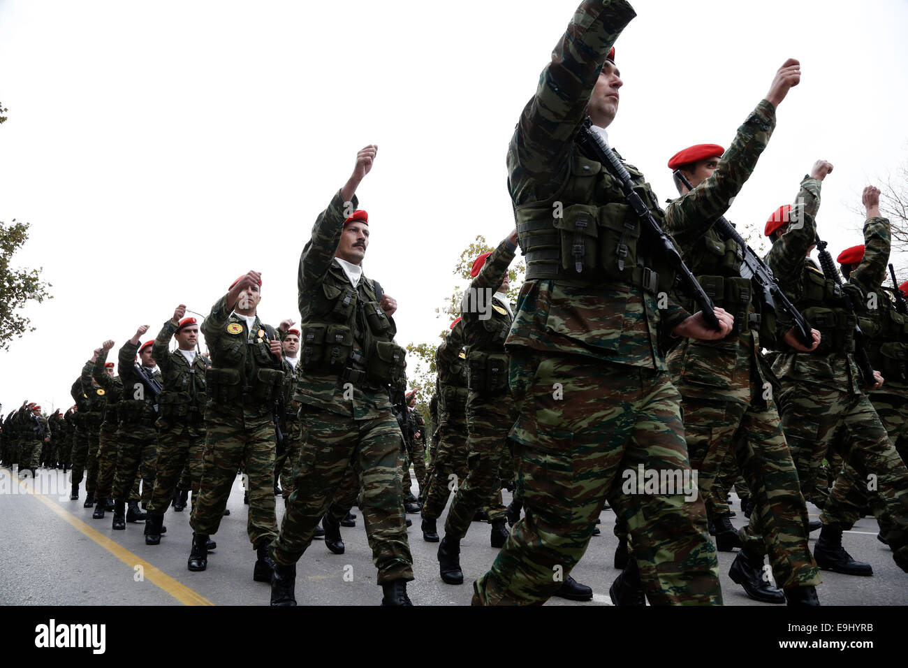 Thessaloniki, Greece. 28th October, 2014. Greek soldiers are seen ...