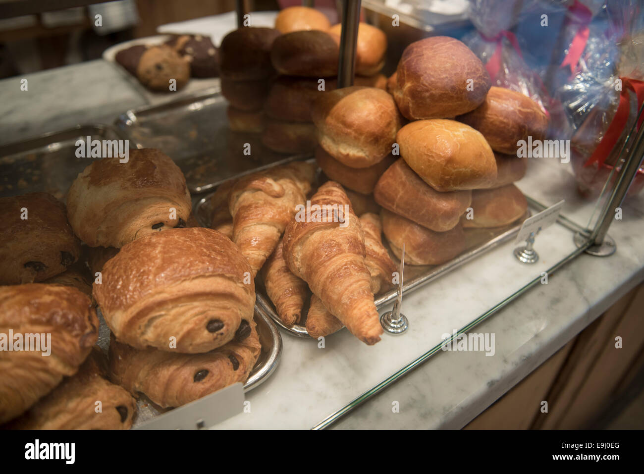 Bread bakery display hi-res stock photography and images - Alamy