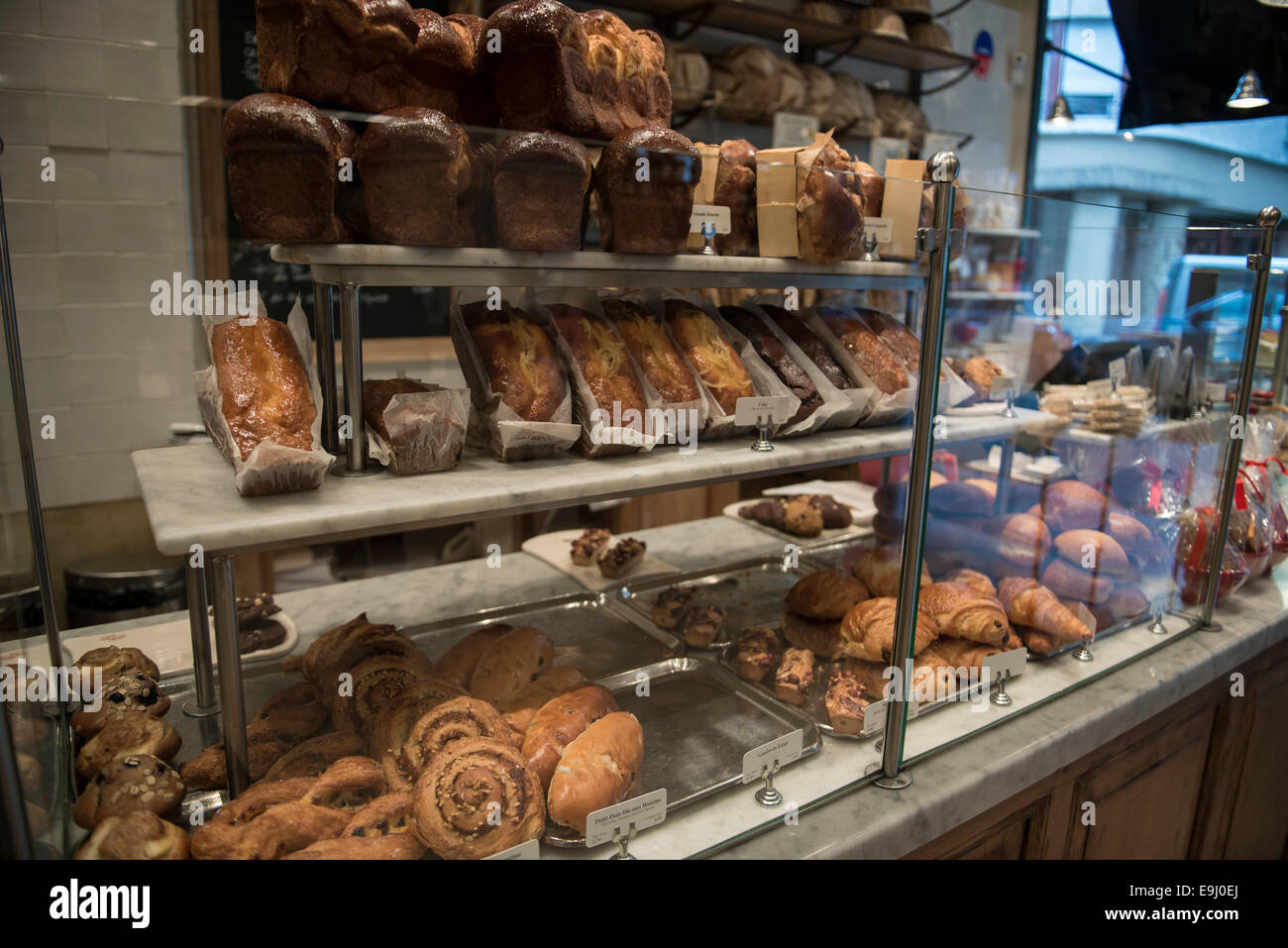 Bread bakery display hi-res stock photography and images - Alamy
