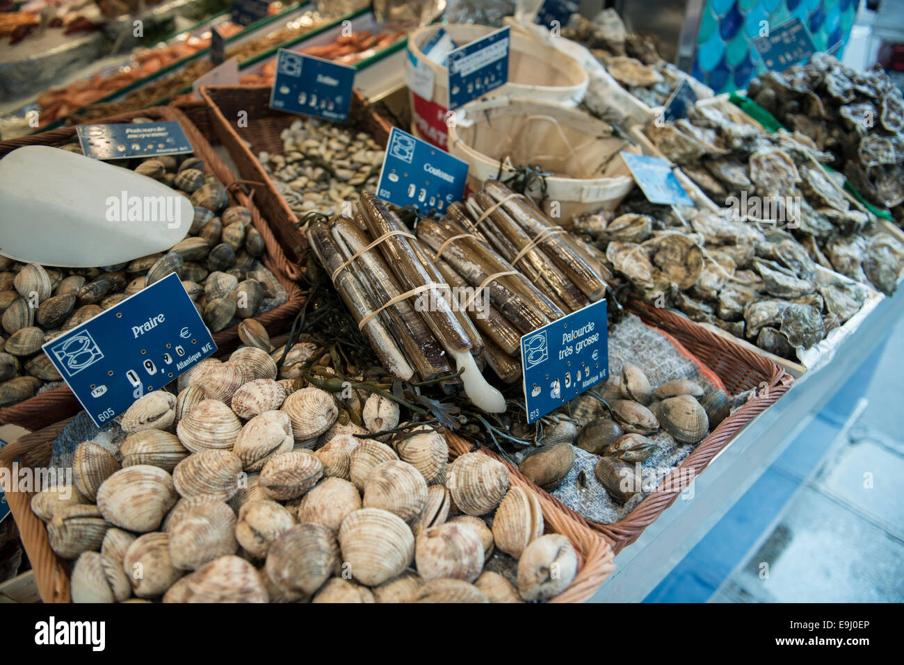 Fishmongers display hi-res stock photography and images - Alamy