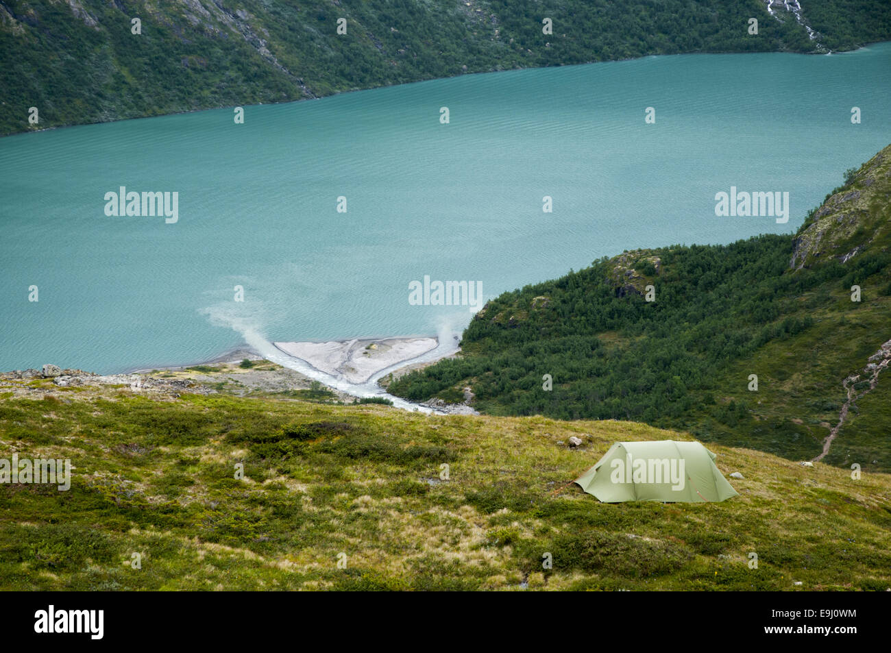 View over Memurubu and Gjende lake from the western ascent to Besseggen ...