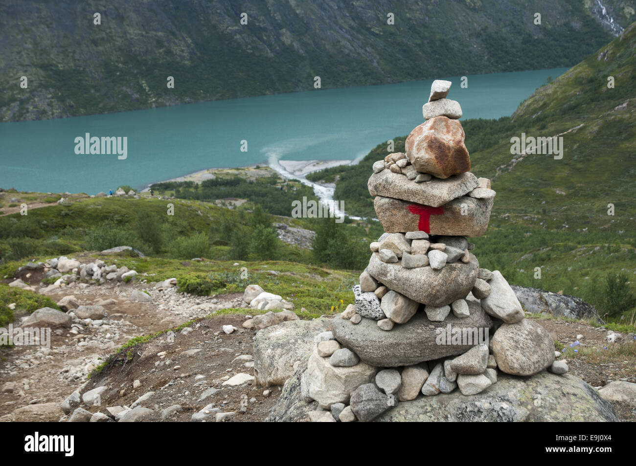 View over Memurubu and Gjende lake from the western ascent to Besseggen ...