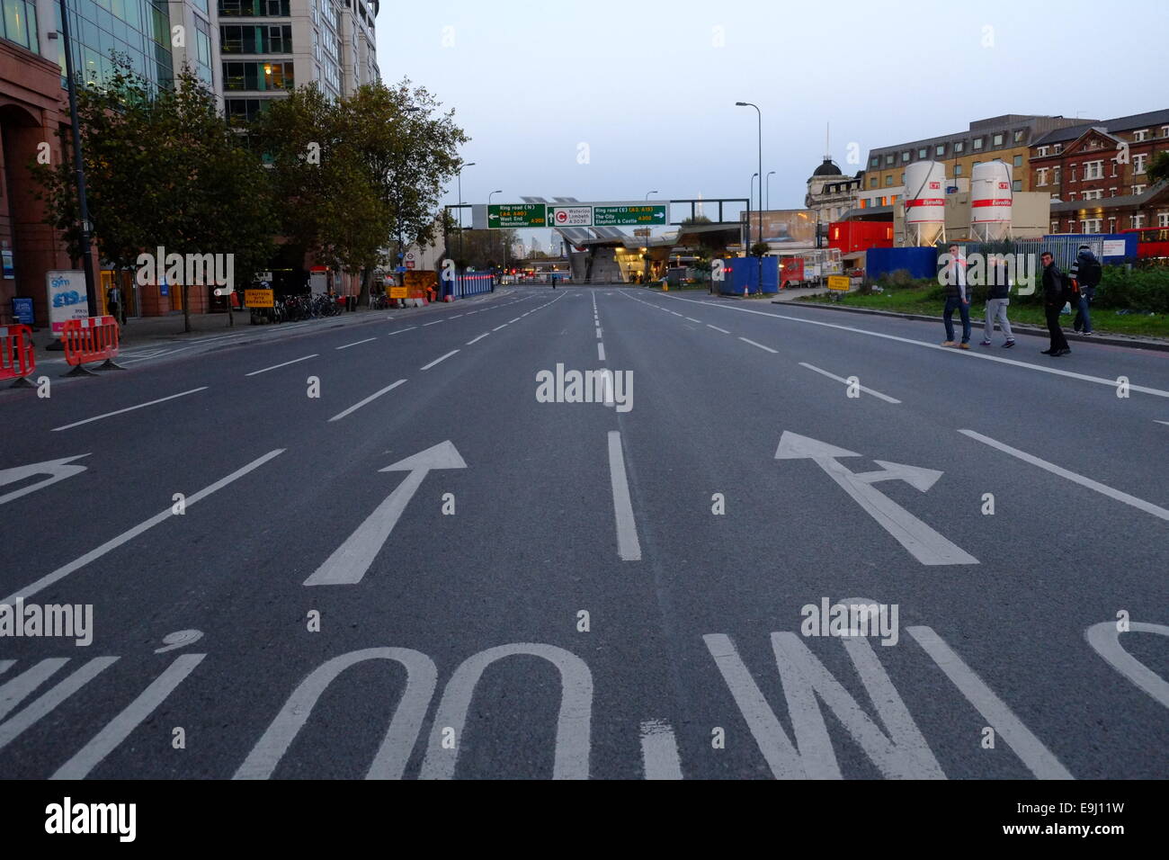 Gyratory road hi-res stock photography and images - Alamy