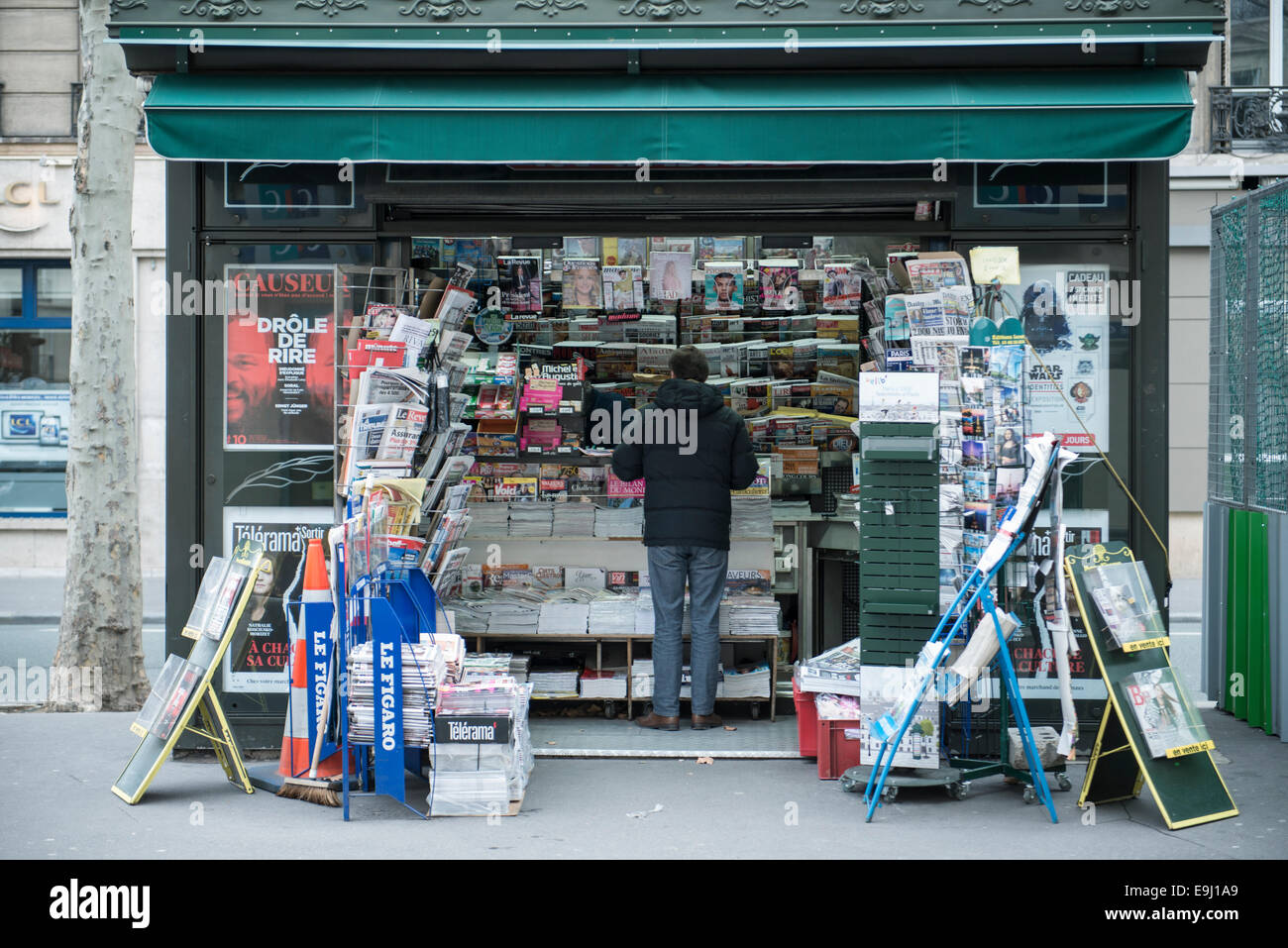 Newspaper stalls hi-res stock photography and images - Alamy