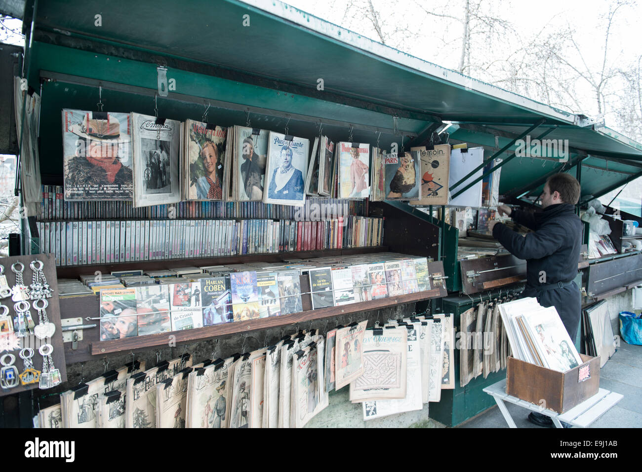 Newspaper stall hi-res stock photography and images - Alamy