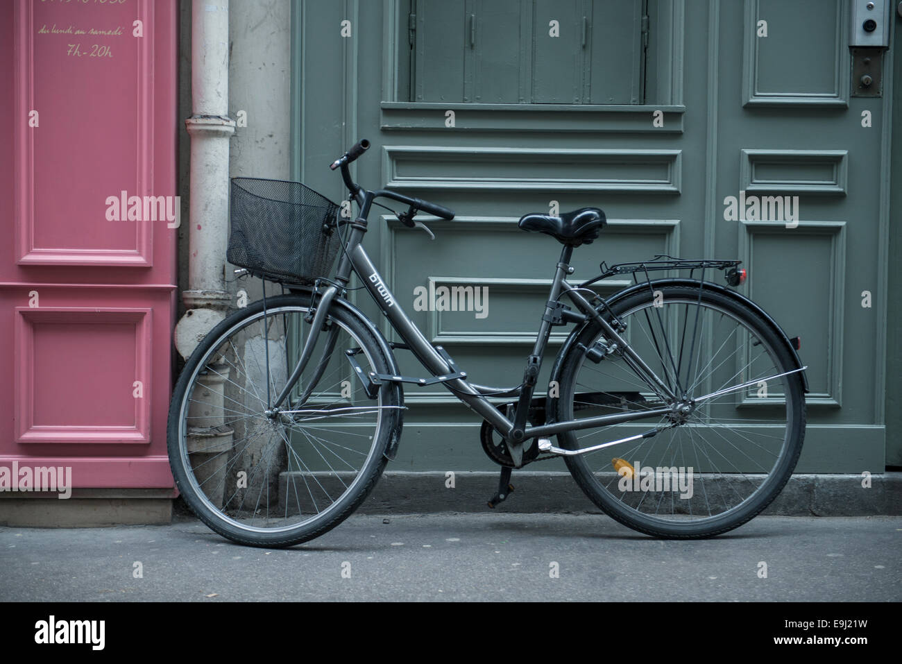 French bicycle basket hi-res stock photography and images - Alamy