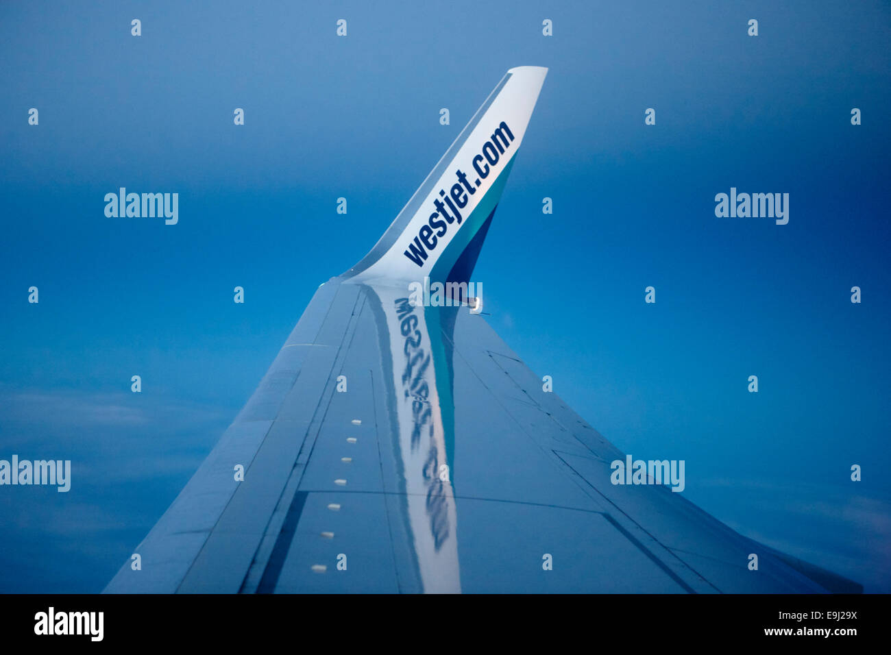 Boeing 737 800 winglet hi-res stock photography and images - Alamy
