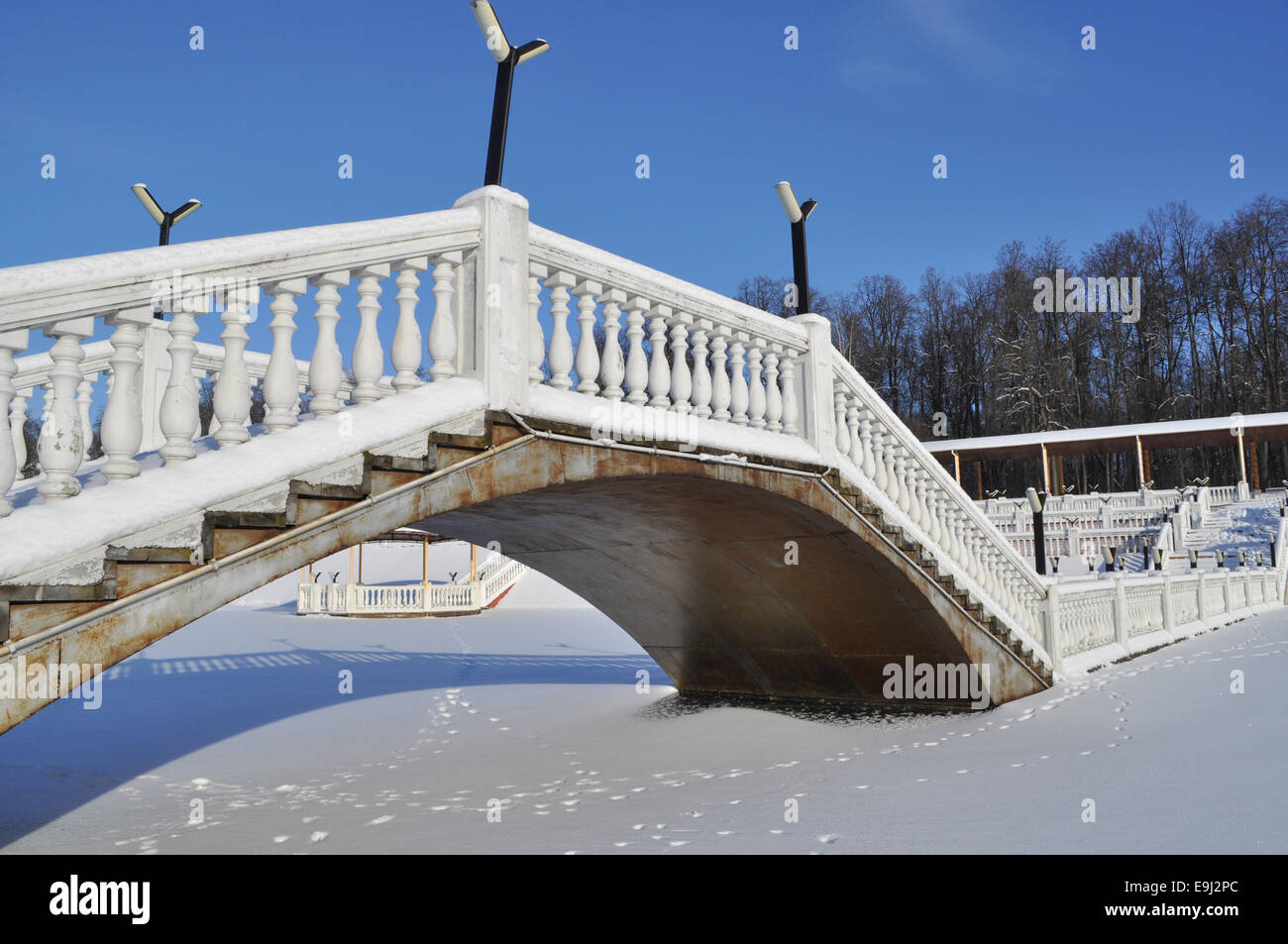 Snow covered bridge hi-res stock photography and images - Alamy