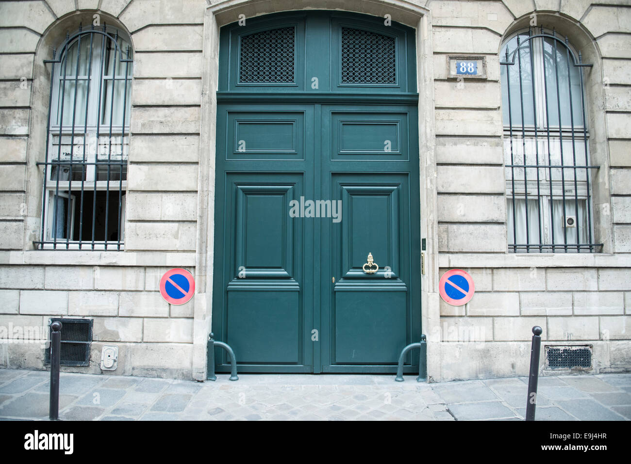 Street bollards paris hi-res stock photography and images - Alamy