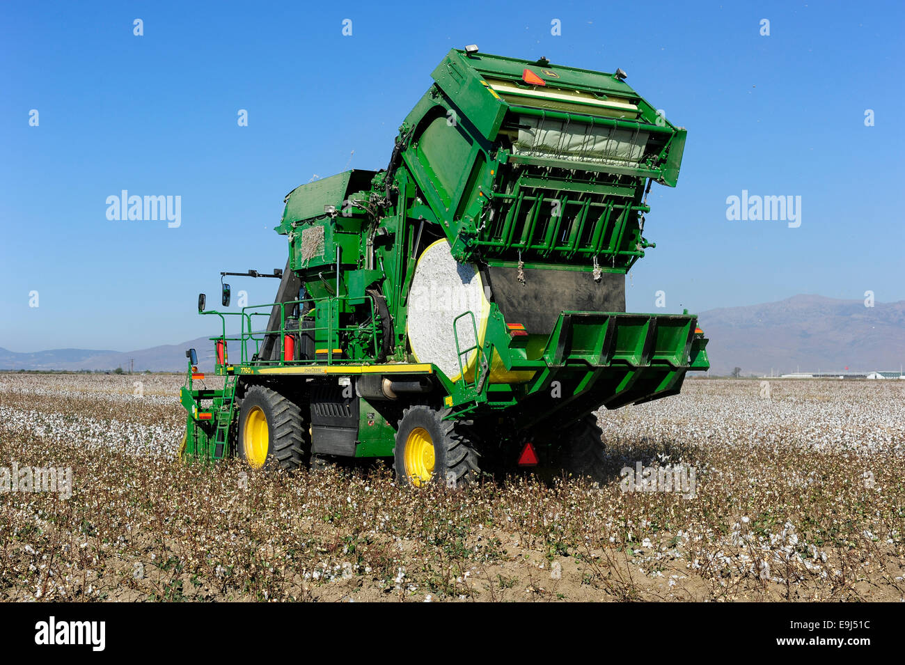John deere cotton harvesting machine hi-res stock photography and ...