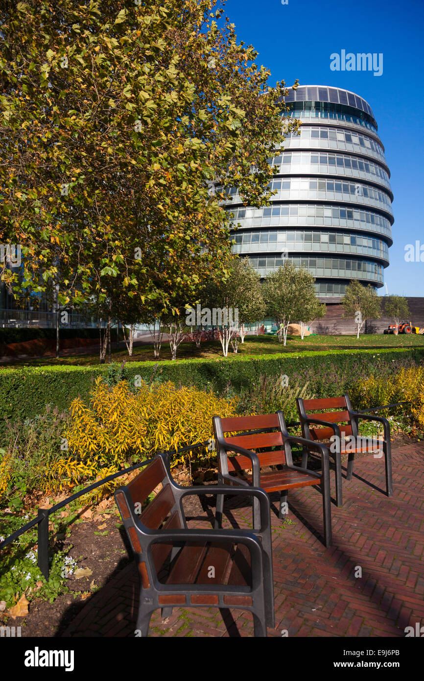 Queens walk london hi-res stock photography and images - Alamy