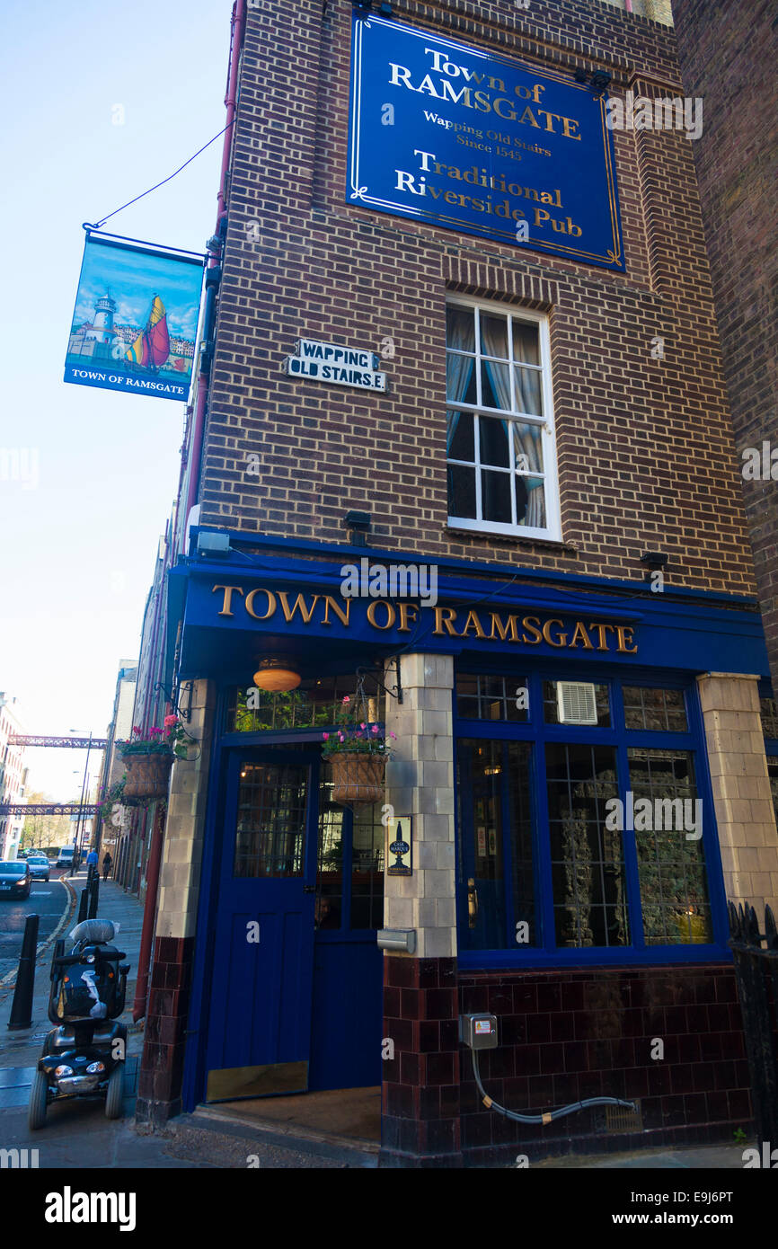 Wapping high street hi-res stock photography and images - Alamy