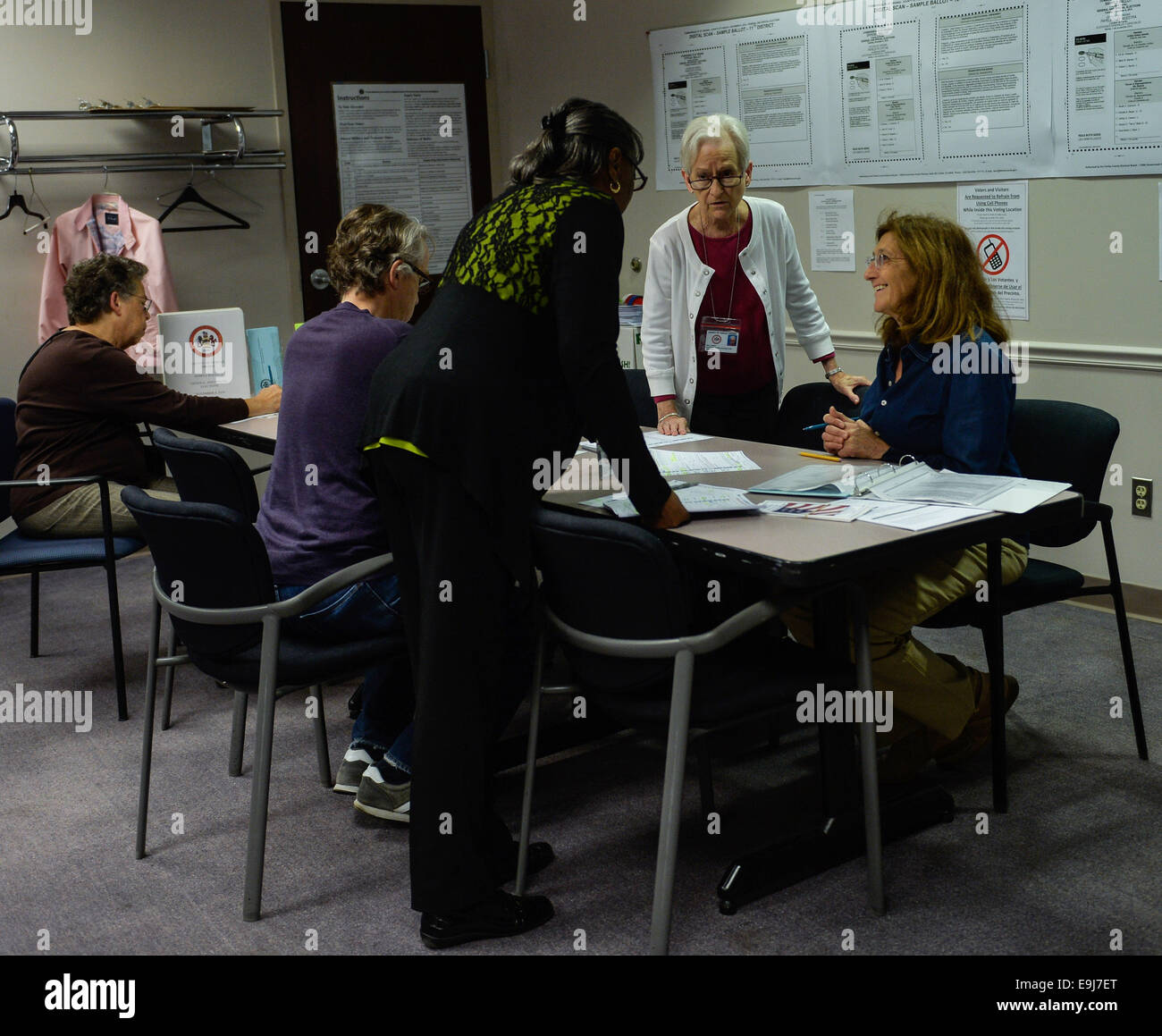 Washington, DC, USA. 28th Oct, 2014. Registered electors cast ballots ...