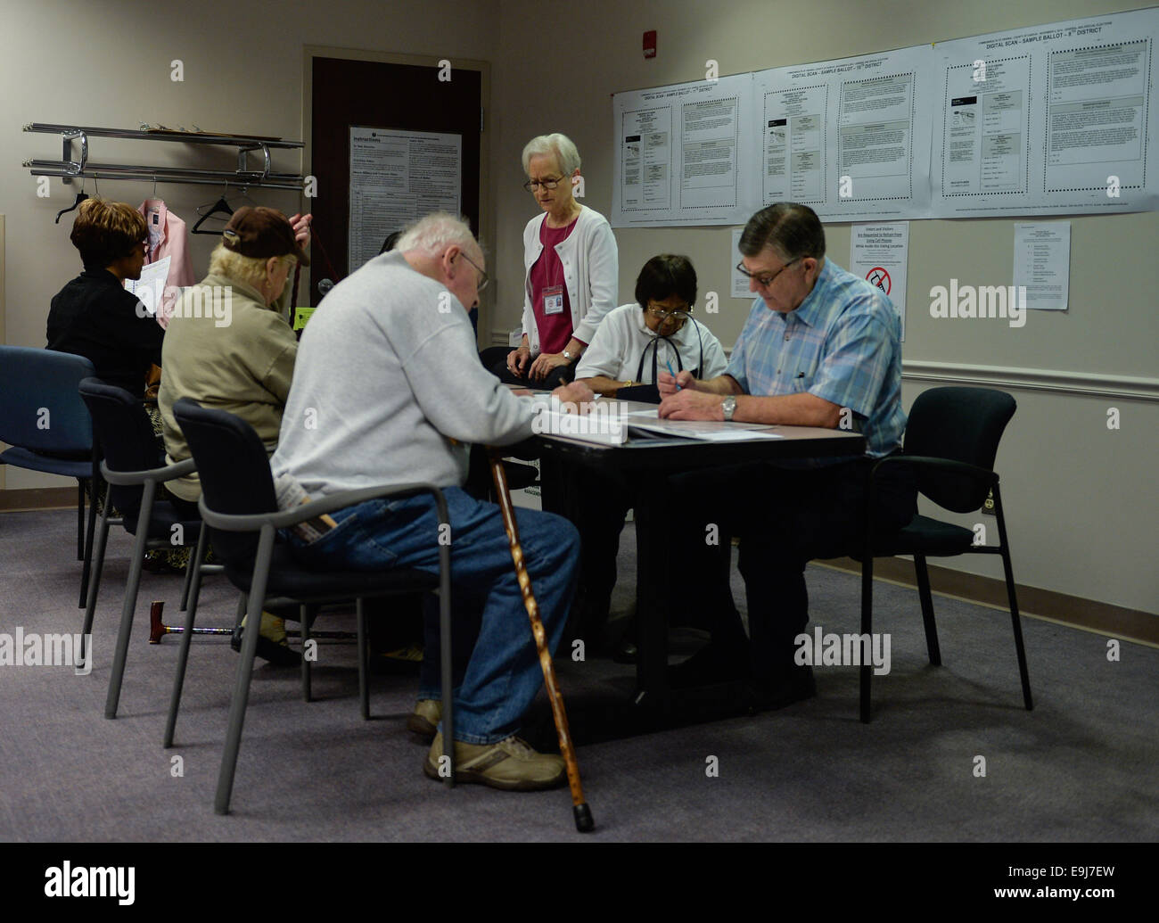 Washington, DC, USA. 28th Oct, 2014. Registered electors cast ballots ...