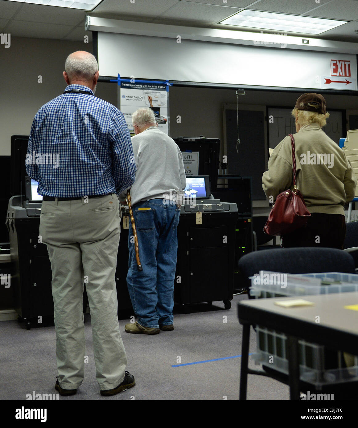 Washington, DC, USA. 28th Oct, 2014. Registered electors cast ballots ...