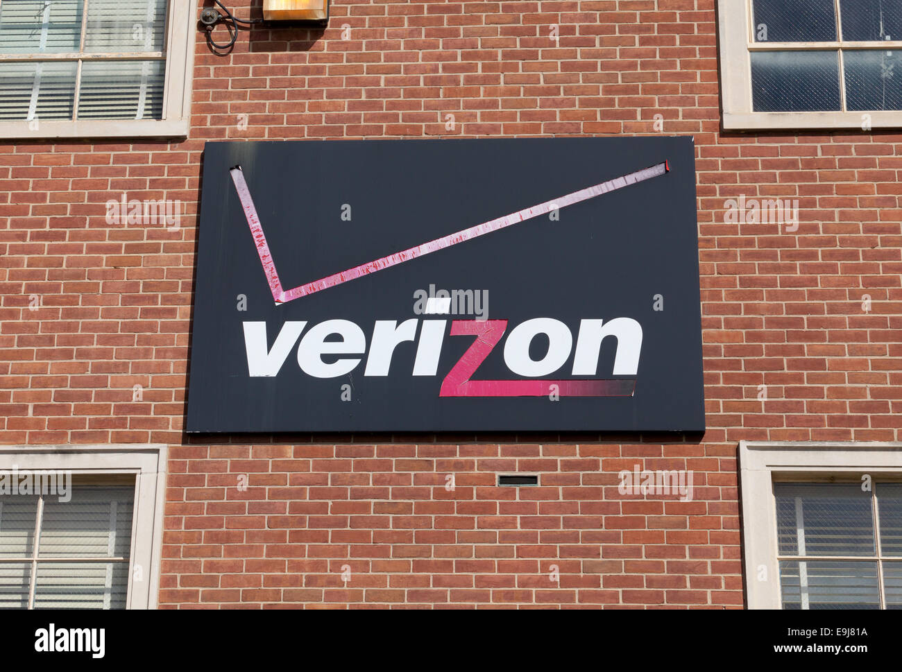 Worn out Verizon sign - USA Stock Photo - Alamy