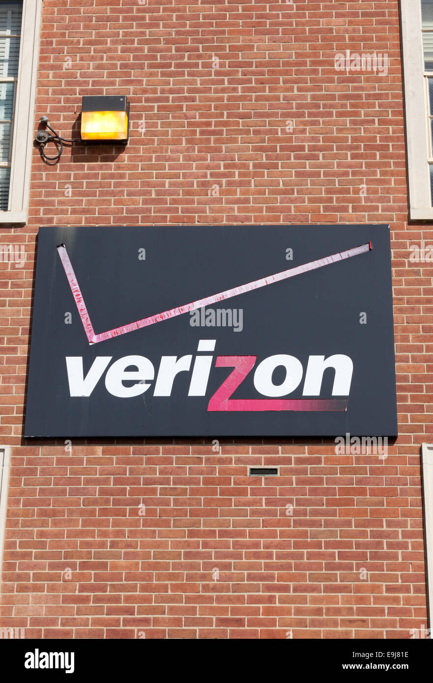 Verizon sign hi-res stock photography and images - Alamy
