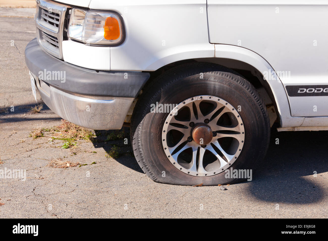 Flat tire hi-res stock photography and images - Alamy