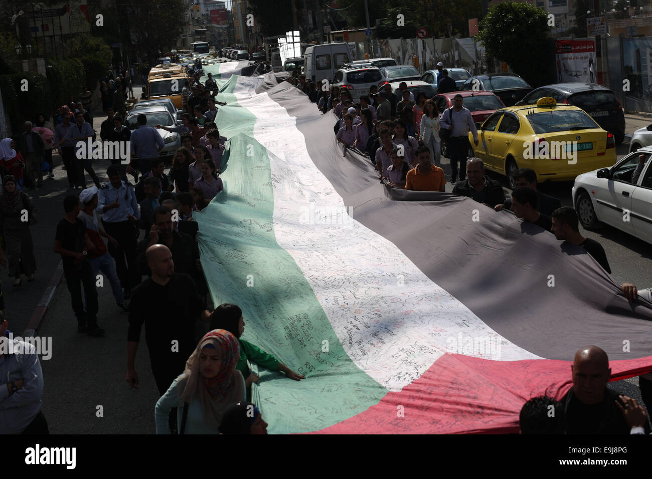 Ramallah, Mideast. 28th Oct, 2014. Palestinians march as they hold a 66 ...