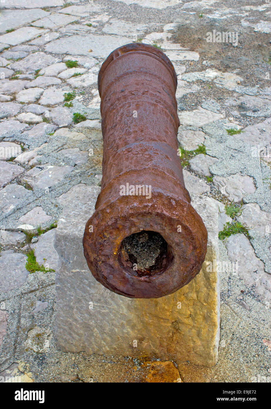 Old rusted cannon hi-res stock photography and images - Alamy