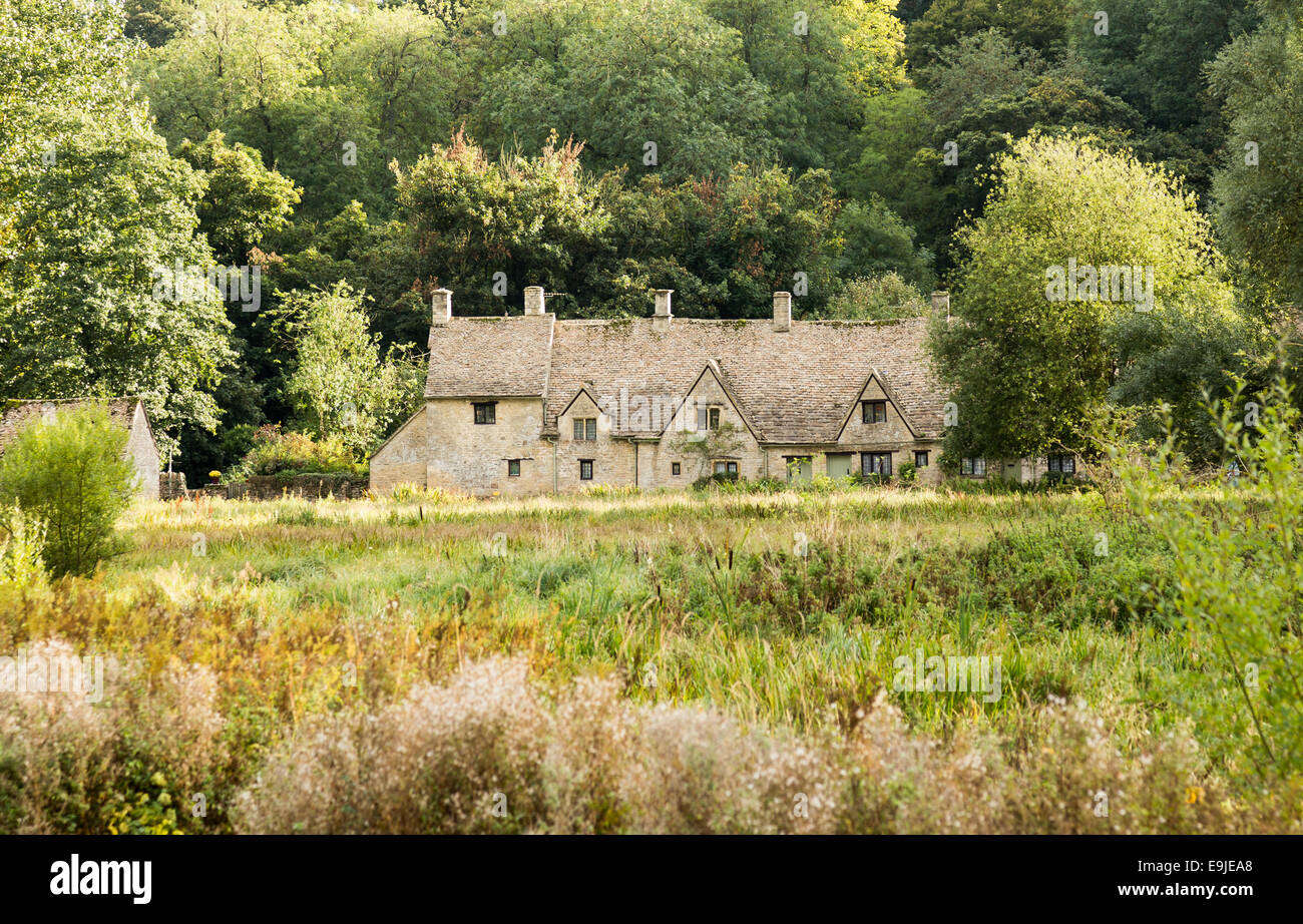 Exterior row cotswold cottages hi-res stock photography and images - Alamy