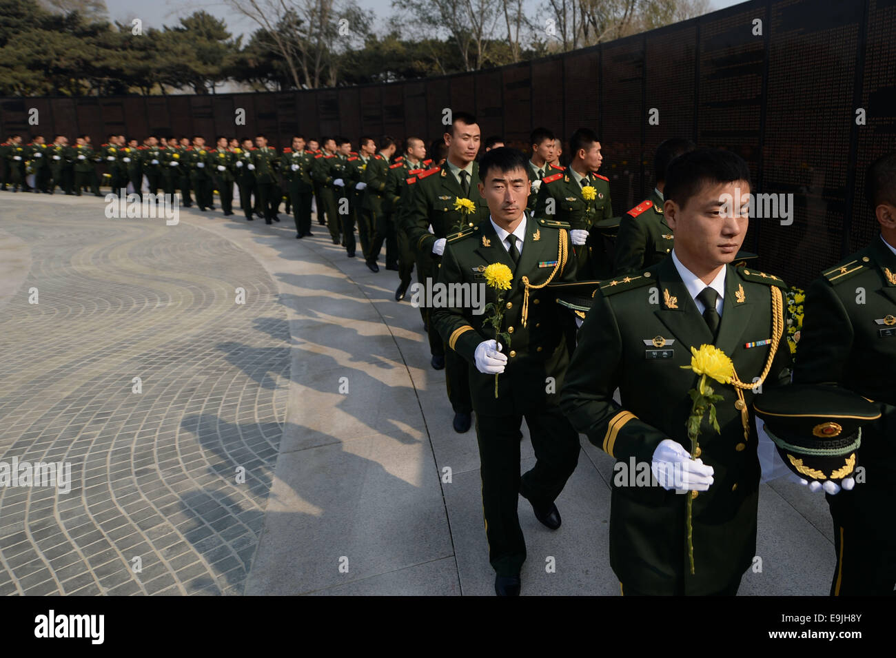 (141029) -- SHENYANG, Oct. 29, 2014 (Xinhua) -- Soldiers walk past a ...