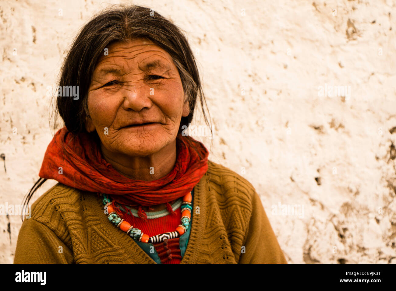 Old woman ladakh jammu kashmir hi-res stock photography and images - Alamy