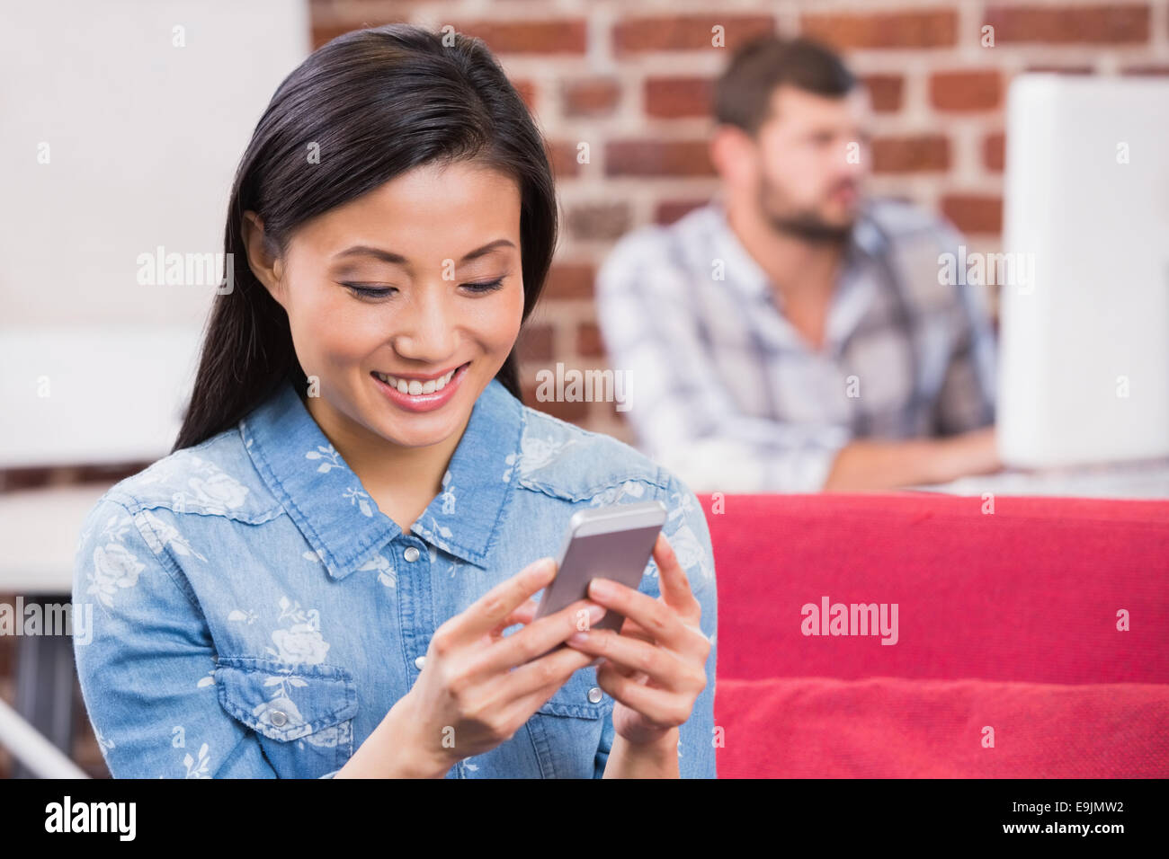 Young casual woman text messaging Stock Photo - Alamy