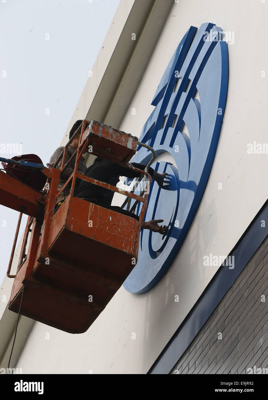 (141029) -- BEIJING, Oct. 29, 2014 (Xinhua) -- A worker tries to ...