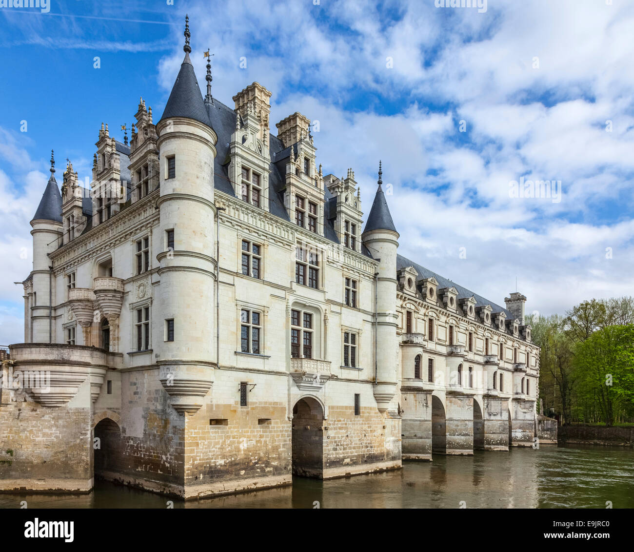 Image of the Chenonceau Castle spanning the river Cher in the Loire ...
