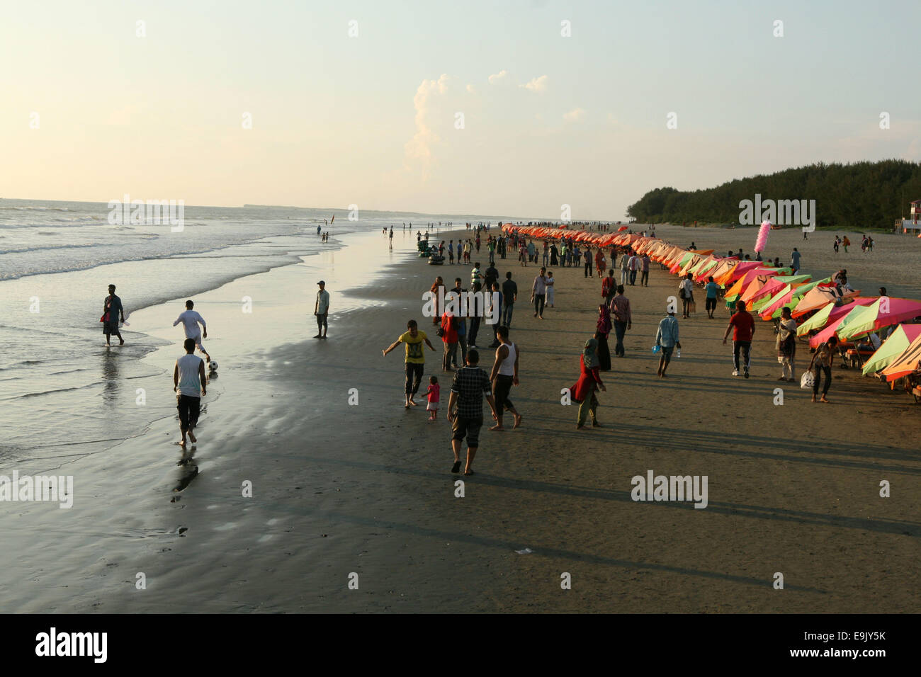 Bangladesh, Cox bazaar 16 October 2014. Cox's Bazar sea beach is the ...