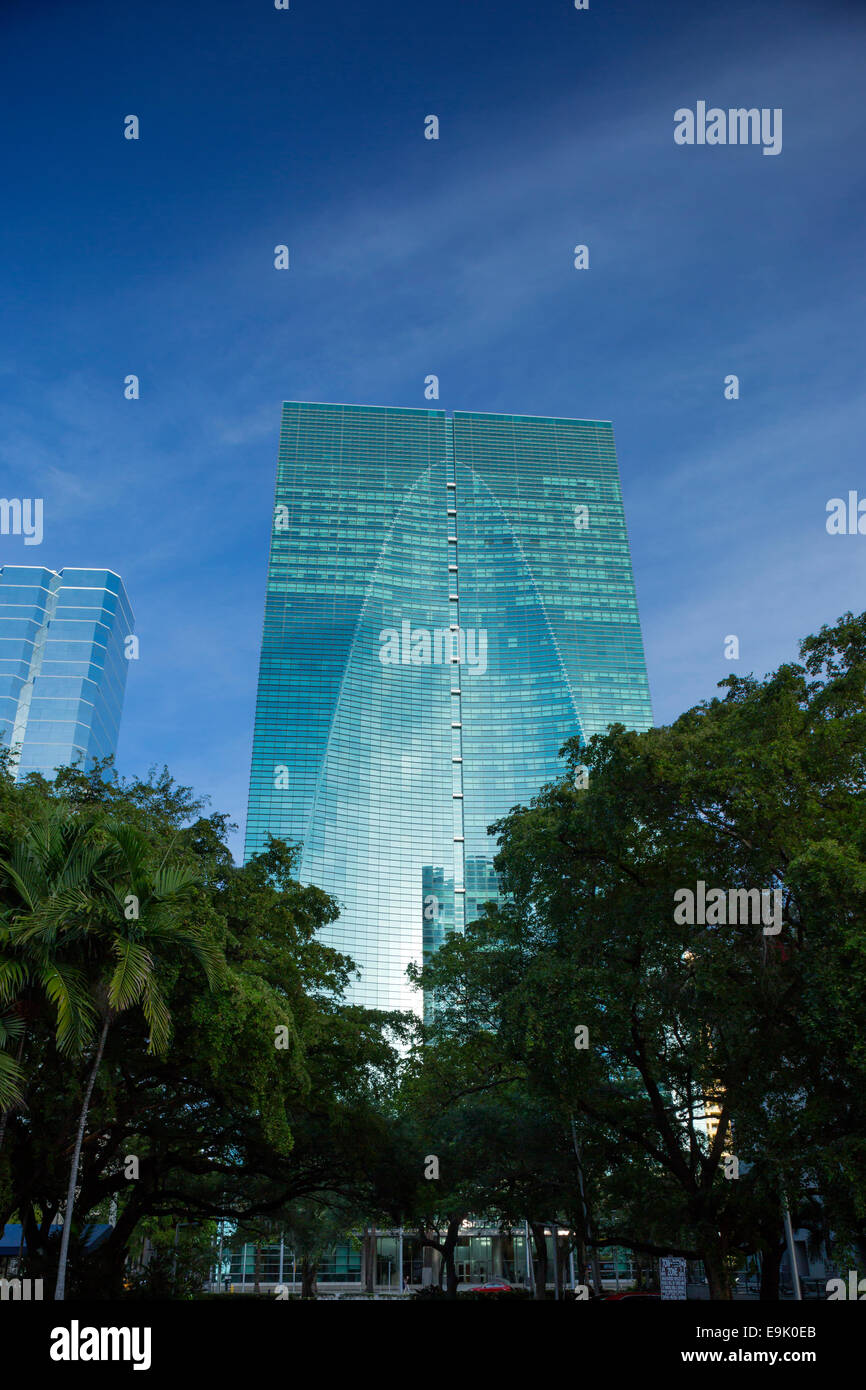 PALM TREES ESPIRITO SANTO ARCH PLAZA BUILDING (©KOHN PEDERSEN FOX 2004 ...