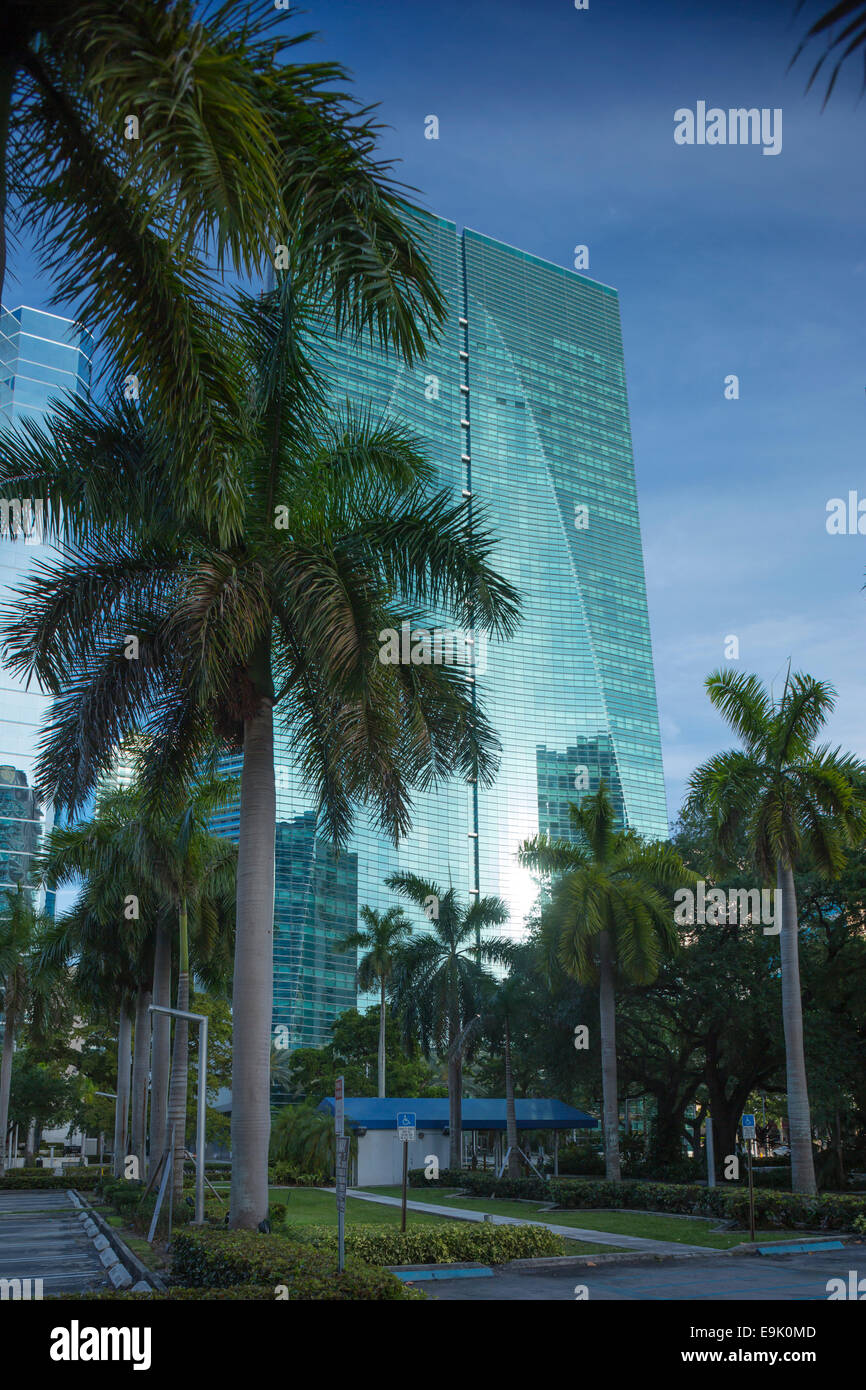 PALM TREES ESPIRITO SANTO ARCH PLAZA BUILDING (©KOHN PEDERSEN FOX 2004 ...