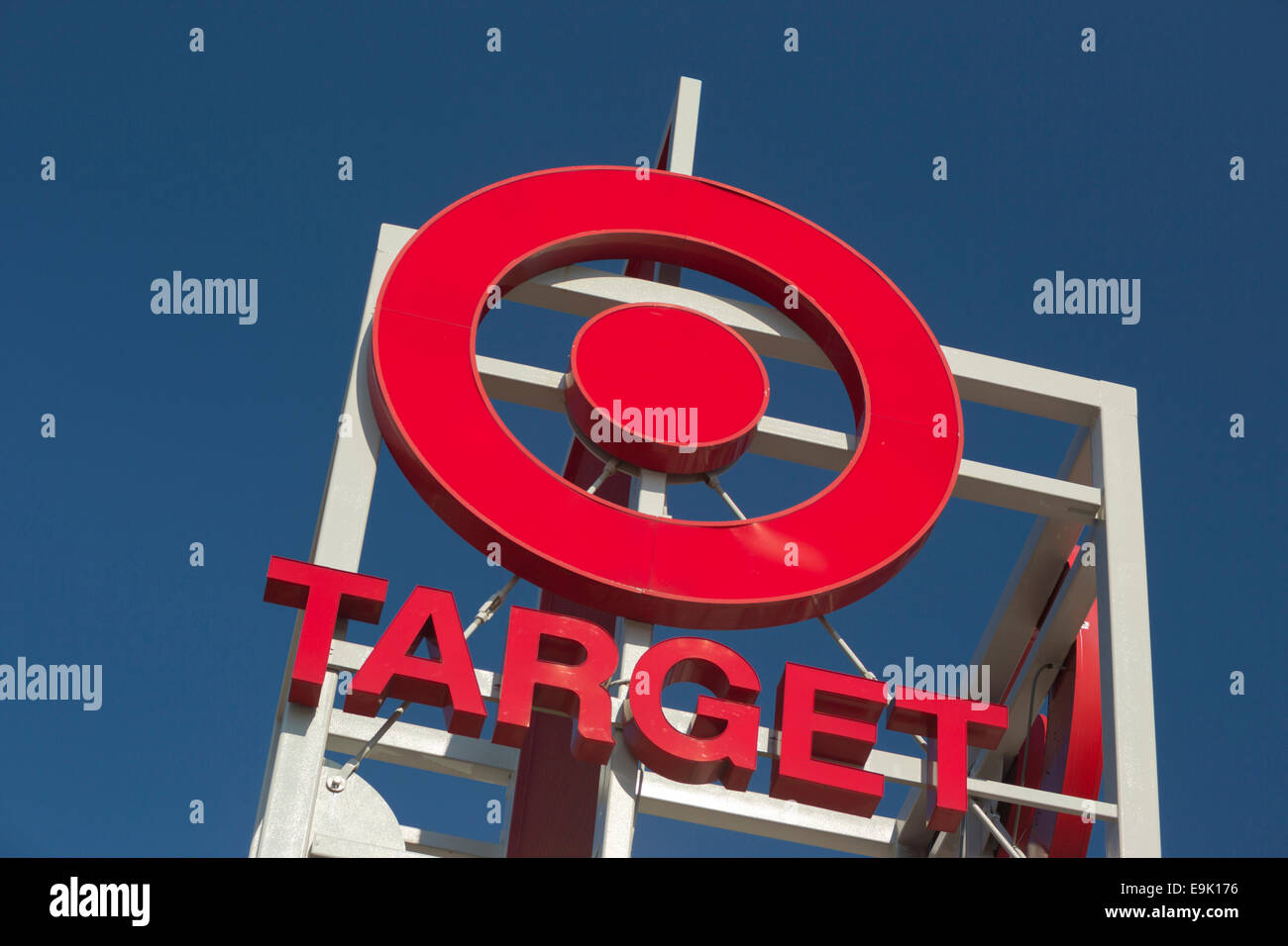 TARGET STORE SIGN (©TARGET CORP 1995) CLEVELAND OHIO USA Stock Photo ...