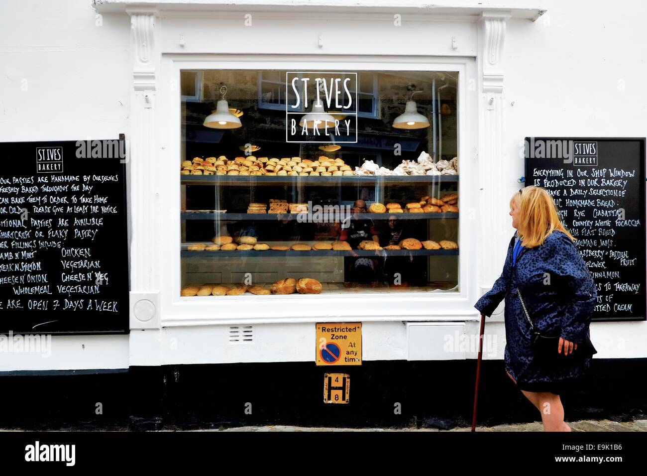 Bakery window display hi-res stock photography and images - Alamy